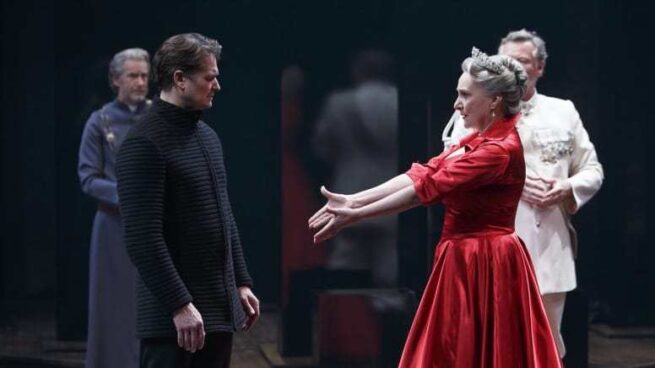 Review — Stratford Festival 2015: Hamlet is a tense family drama